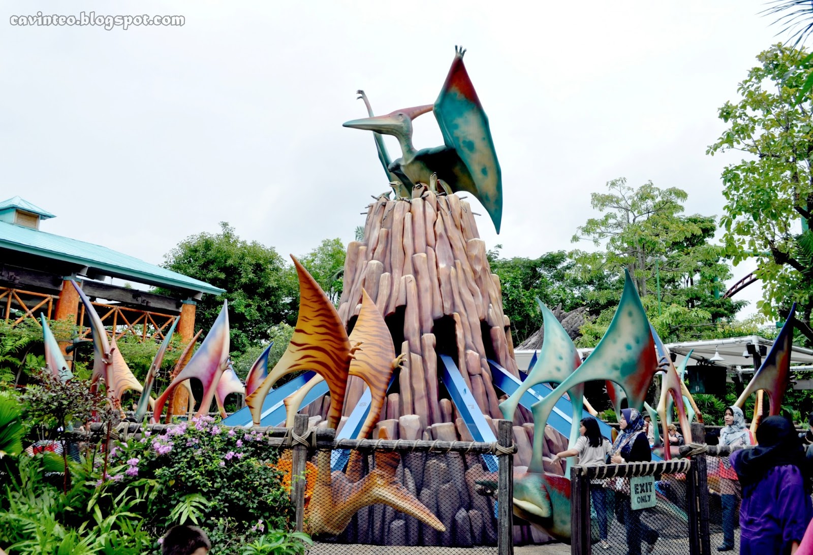 Entree Kibbles: Dino-Soarin' - A Kiddy Ride on the Pterodactyls ...